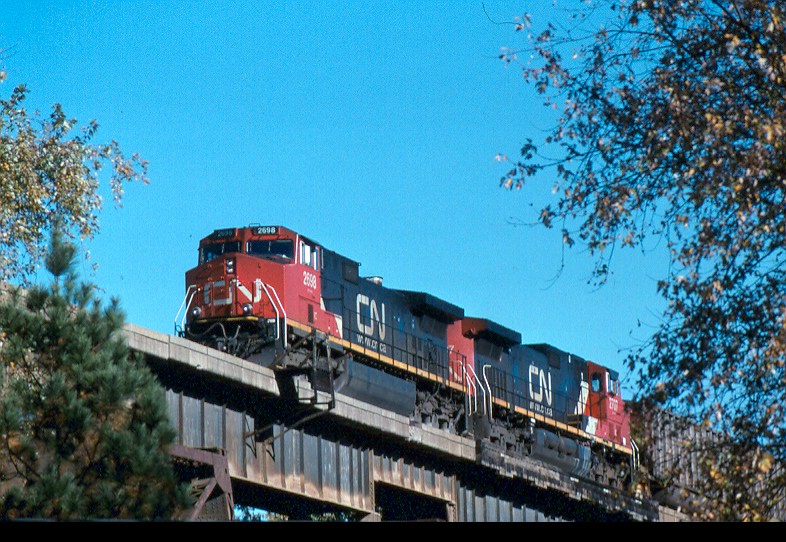 CN 2698 backs down Metropolis bridge with another coal train for AEP